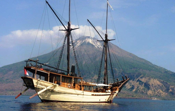 The Changing of the Sailing Seasons in Indonesia - Yacht Charter News ...